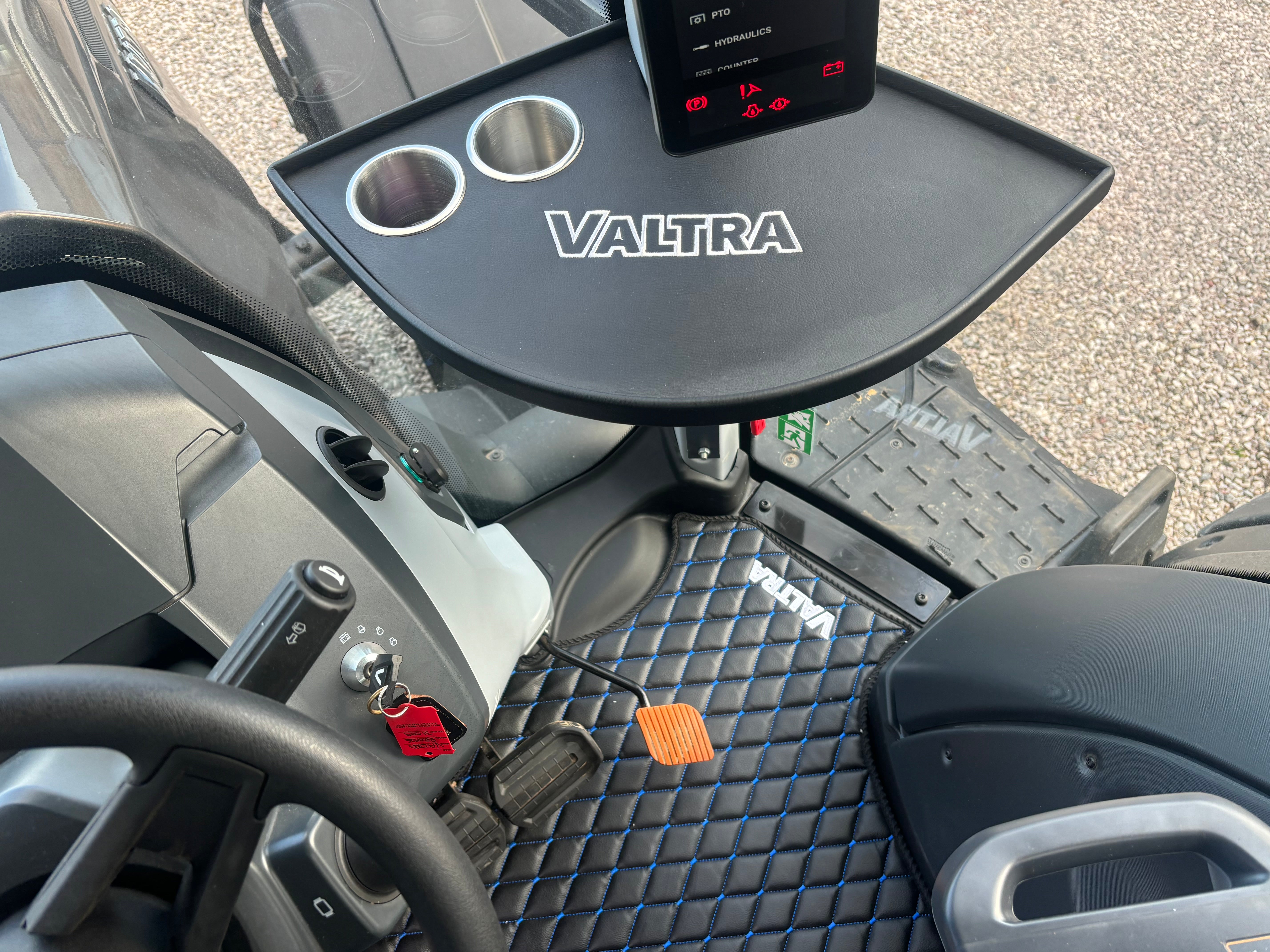 Valtra N & T Series Cab Table – Dig 'a' Mat